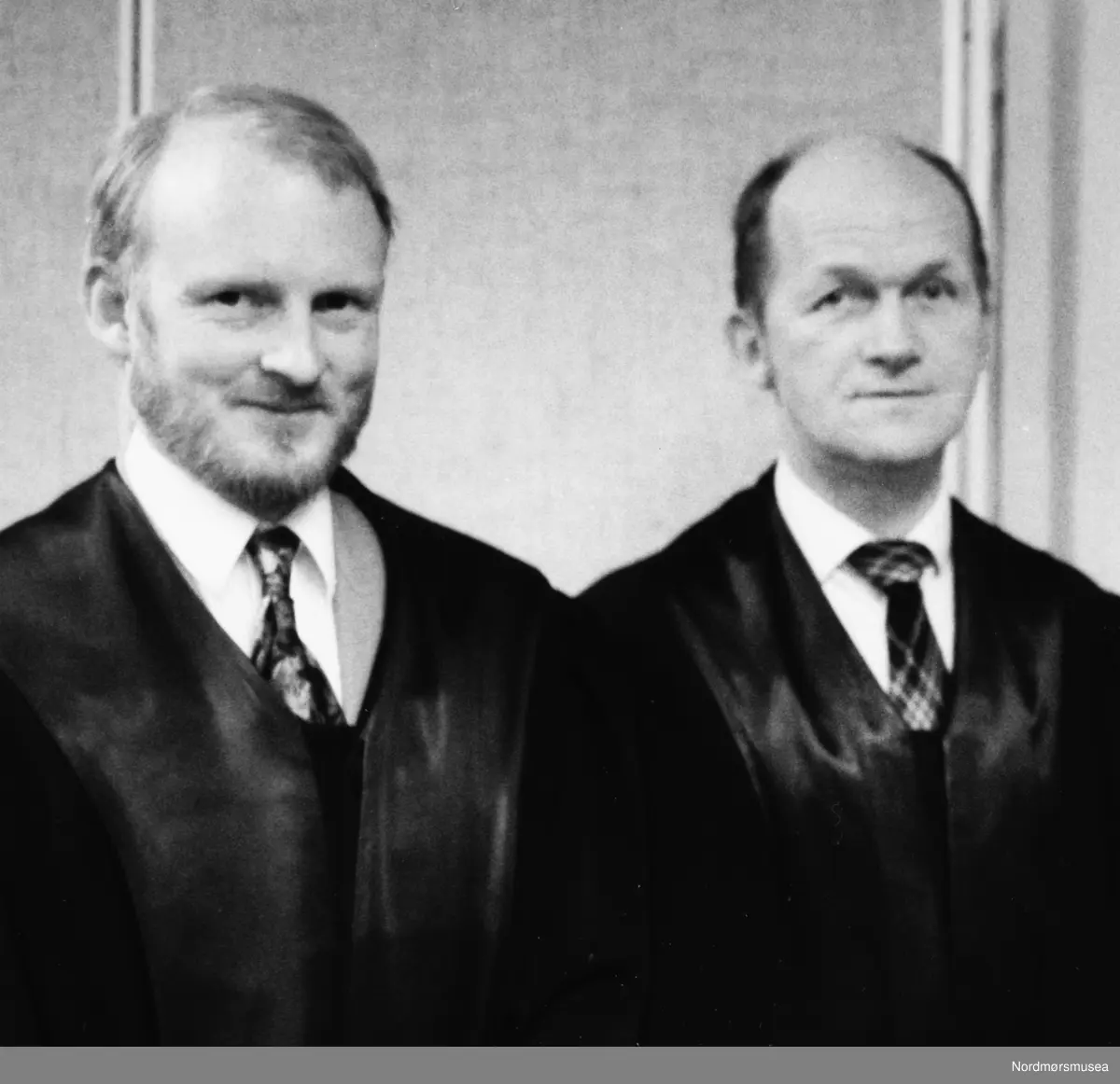 Advokat Olav Bowitz til venstre. Advokat Gunnar Skjønsberg til høyre ...