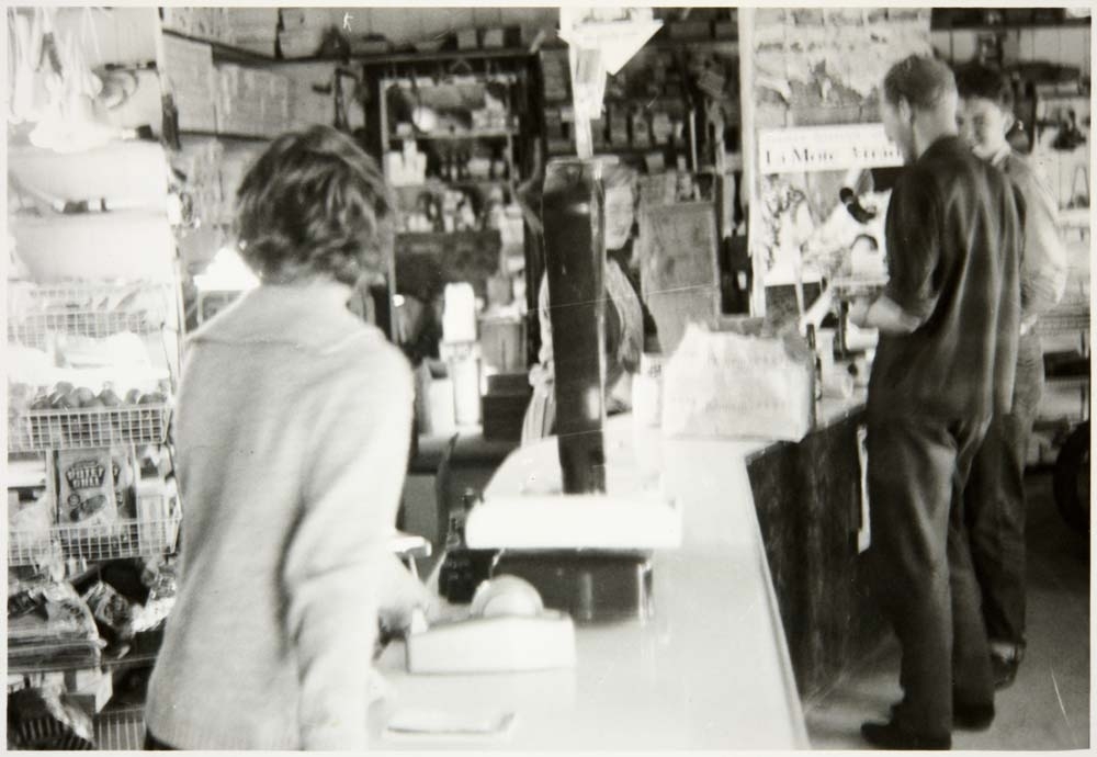 Leirfjord, Breiland. Butikken Breiland Handel. Bak disken jobbet Inger ...