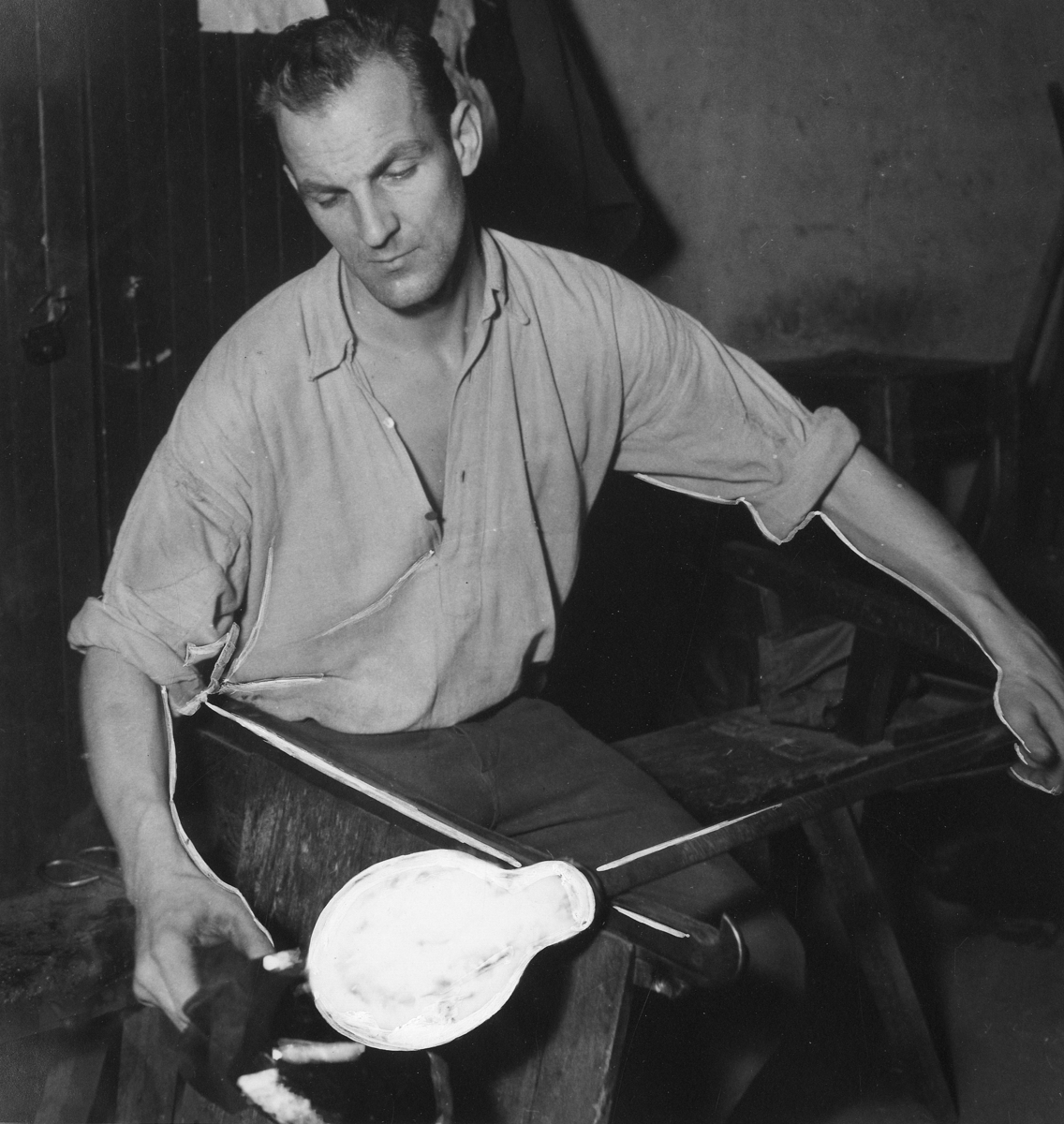 Orrefors glasbruk. Glasblåsare Harald Andersson formar ett glasämne ...