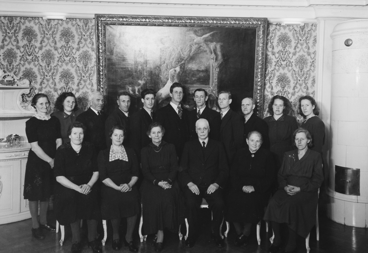 Staur gård, Stange. 1.rekke Anna Kinn Berntsen, Oline Johansen-Strand ...