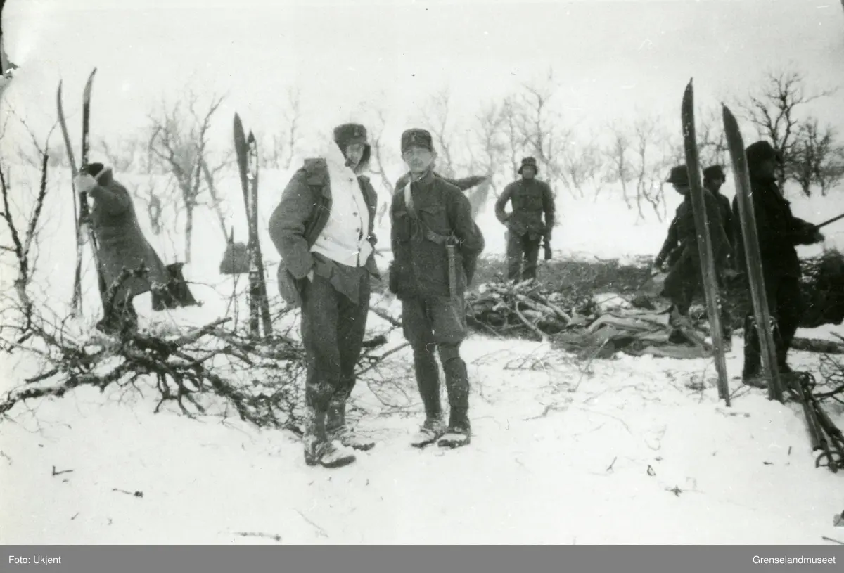 Løytnant Fritzner og kaptein Brandt. Øvelser før lange vintermarsjer ...
