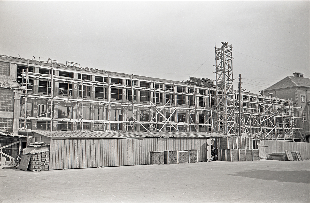 Midtbygget på Hauge skole under konstruksjon. Sett mot nordøst, ca ...