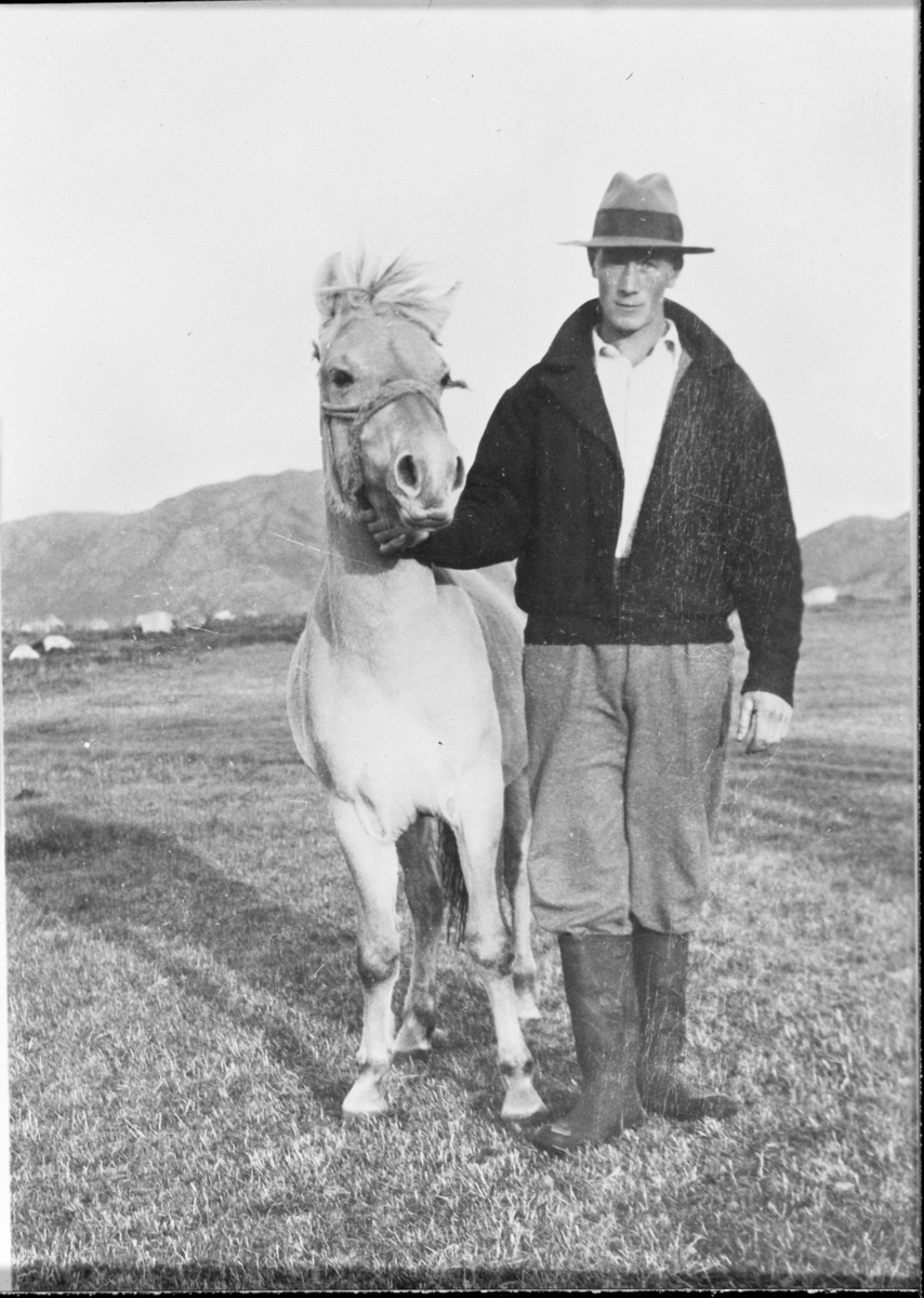 Henry Hansen med hesten, Flatøya, Jøssund -Museet kystens arv ...