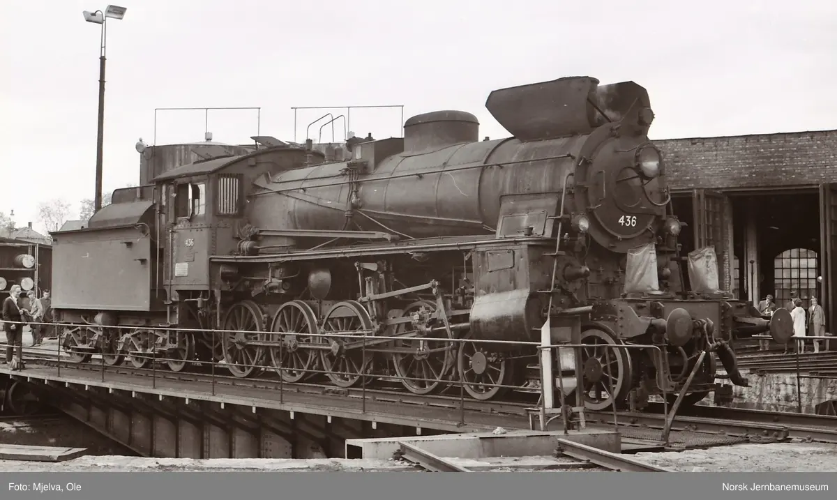 Damplokomotiv type 26c nr. 436 på svingskiven utenfor lokomotivstallen ...