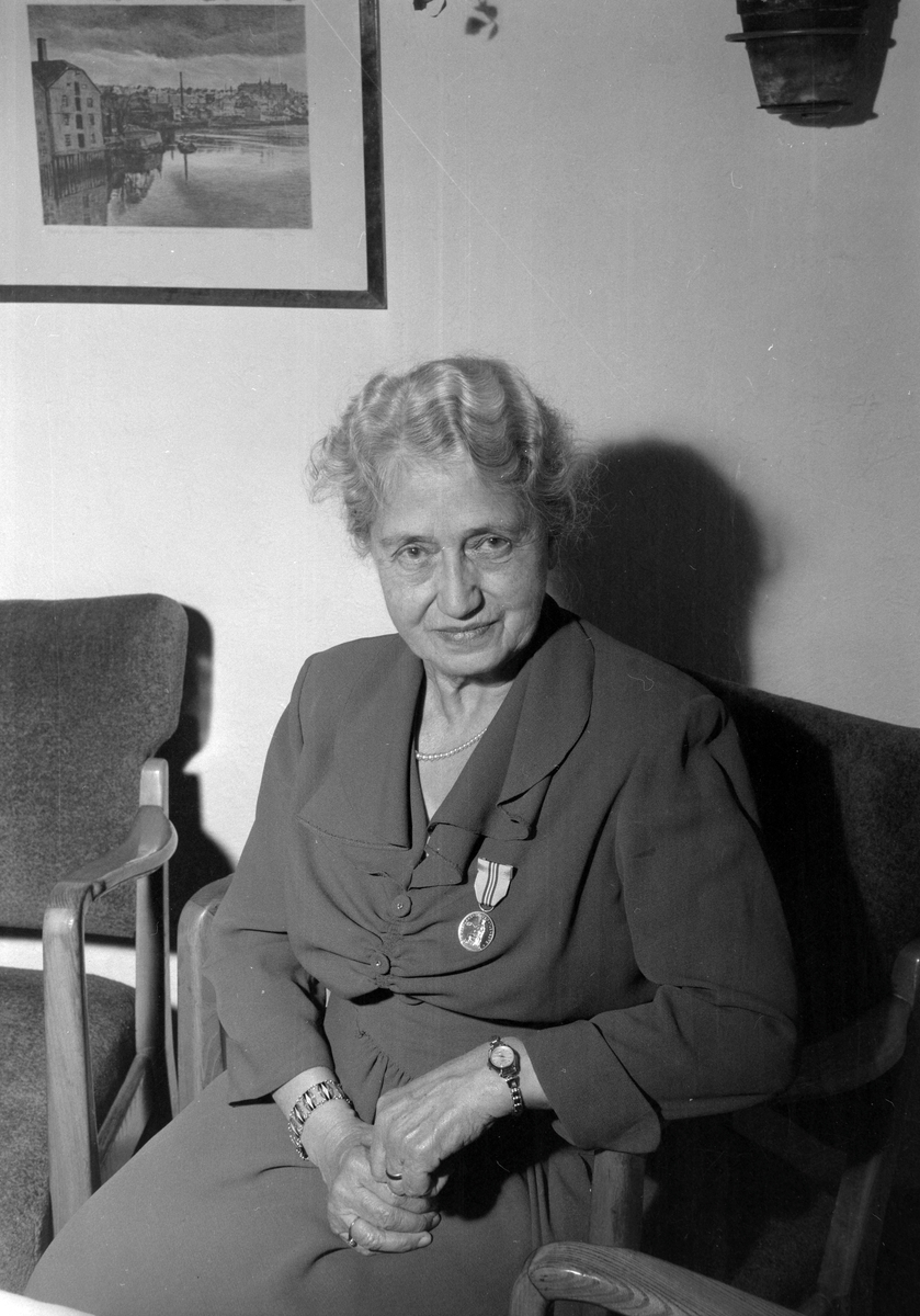 Charlotte Vold mottar Norges Vels medalje for lang og tro tjeneste i ...