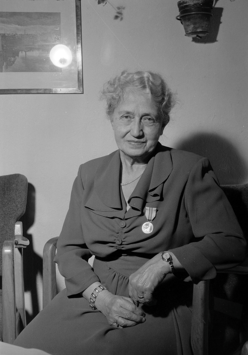 Charlotte Vold mottar Norges Vels medalje for lang og tro tjeneste i ...