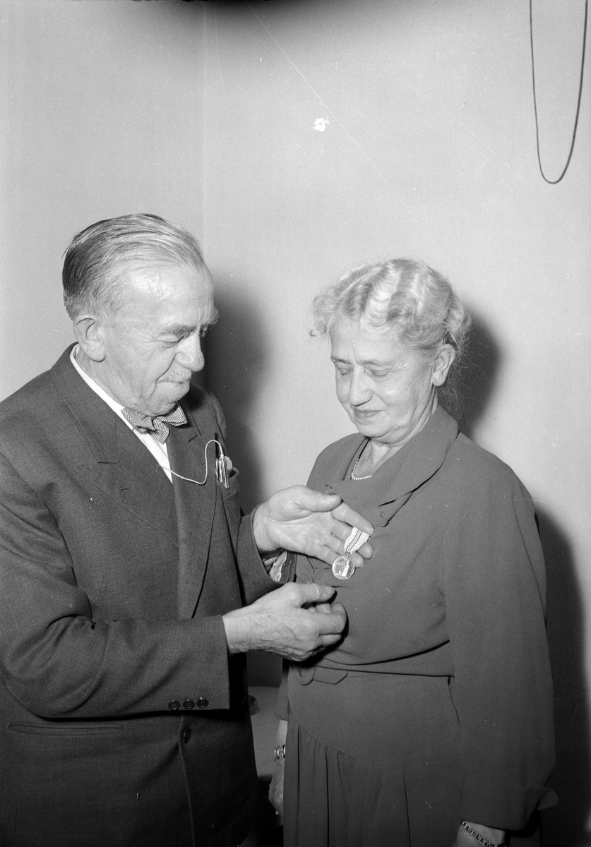 Charlotte Vold mottar Norges Vels medalje for lang og tro tjeneste i ...