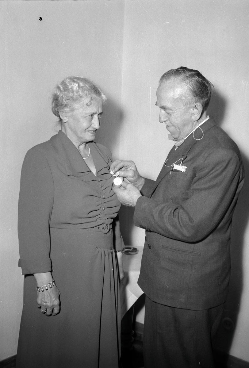 Charlotte Vold mottar Norges Vels medalje for lang og tro tjeneste i ...