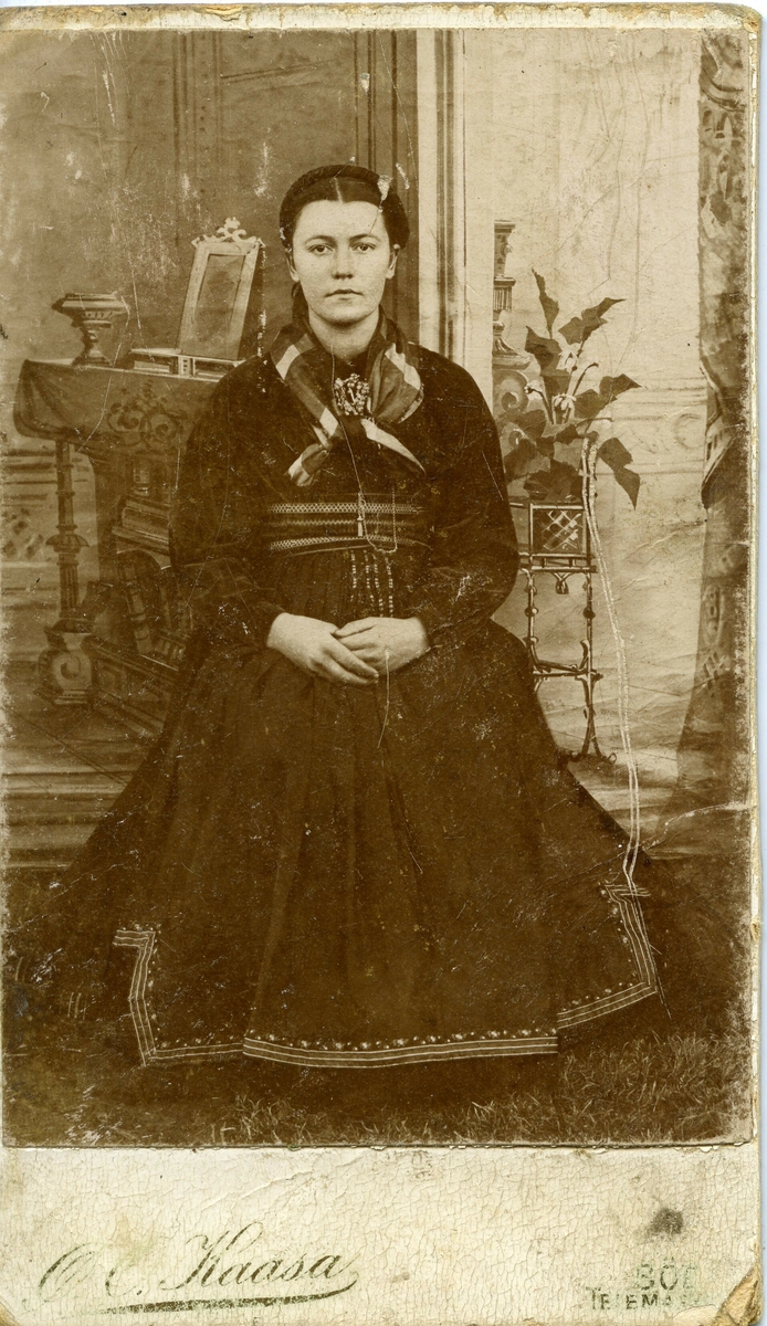 Atelierfoto av Margit Slåtta Grivi -Bø Museum / DigitaltMuseum