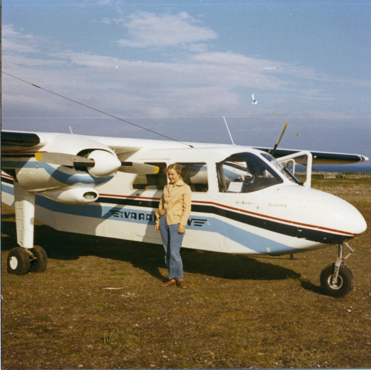 Flygeren Martha Johansen foran et av Varangerflys Britten-Norman ...
