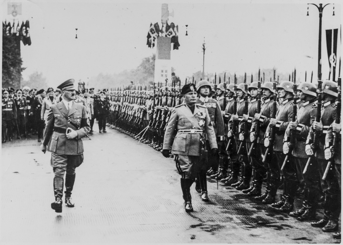 Hitler og Mussolini på parade i Berlin -Dalane Folkemuseum / DigitaltMuseum