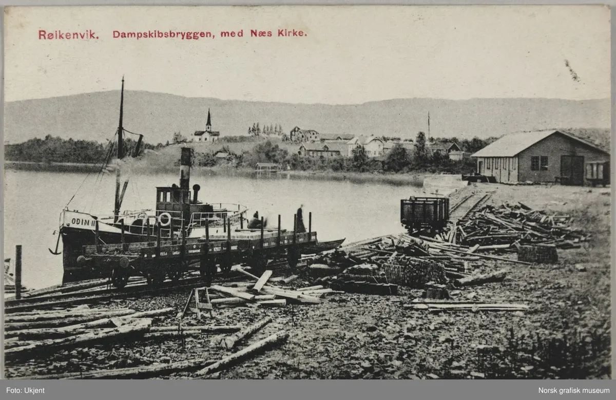 Postkort med bilde fra Røykenvik ved Randsfjorden. Det ligger en liten ...