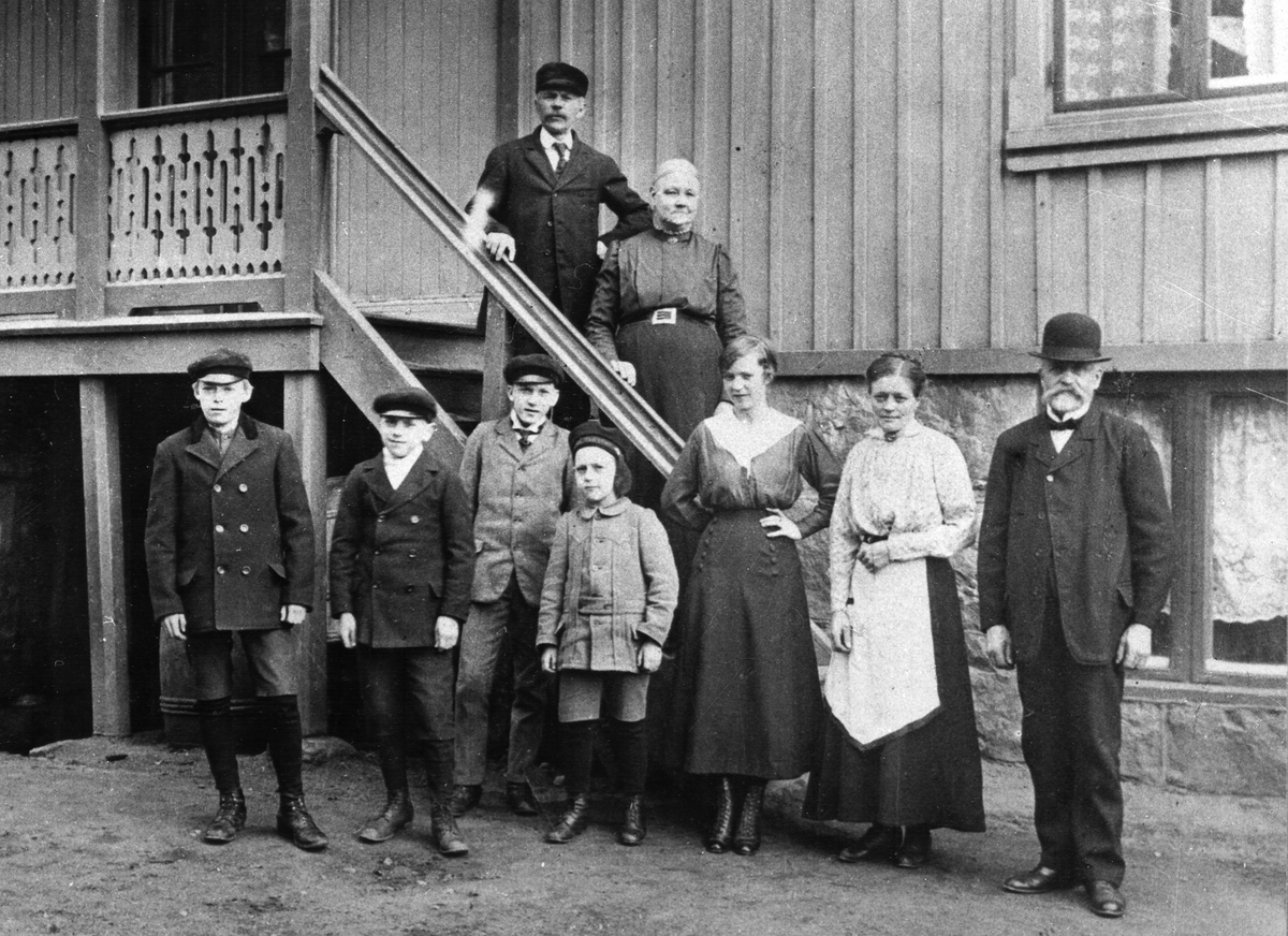 Palmelund 1 vid Norrby Långgata 11. Fr.v. Hans Borg, Evert Johansson ...