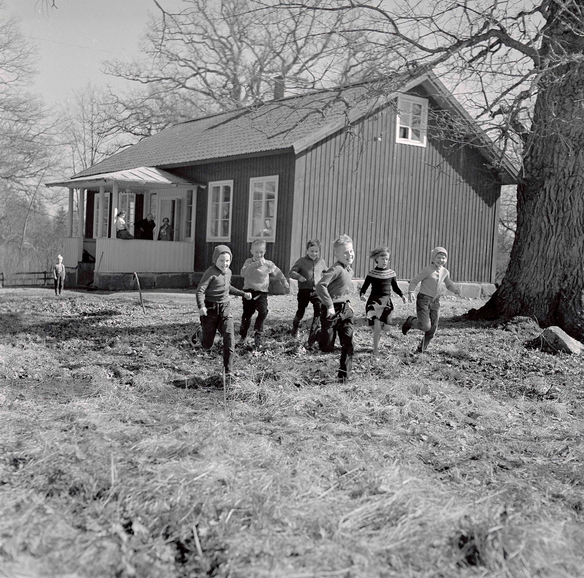 Glada elever utanför skolan på Ridön -Västerås Stadsarkiv / DigitaltMuseum