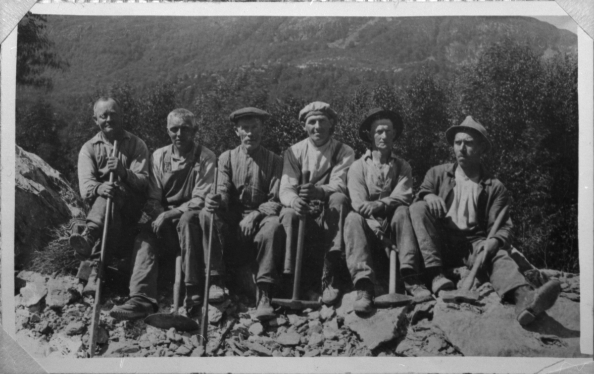 Arbeidsgjeng ved Tveit i Ølen, ca. 1934. Frå venstre: Samuel Kvitingen ...