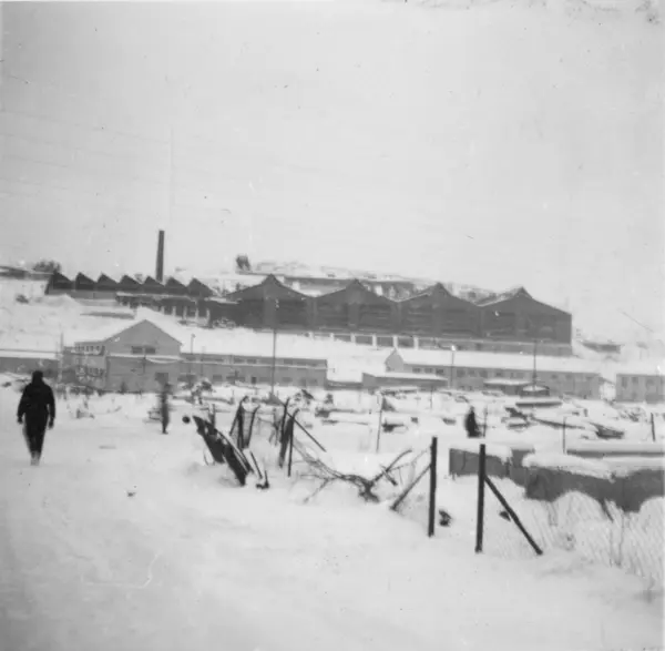 Kirkenes november 1946, Kvartalet gjenoppbygges. Anleggene til ...