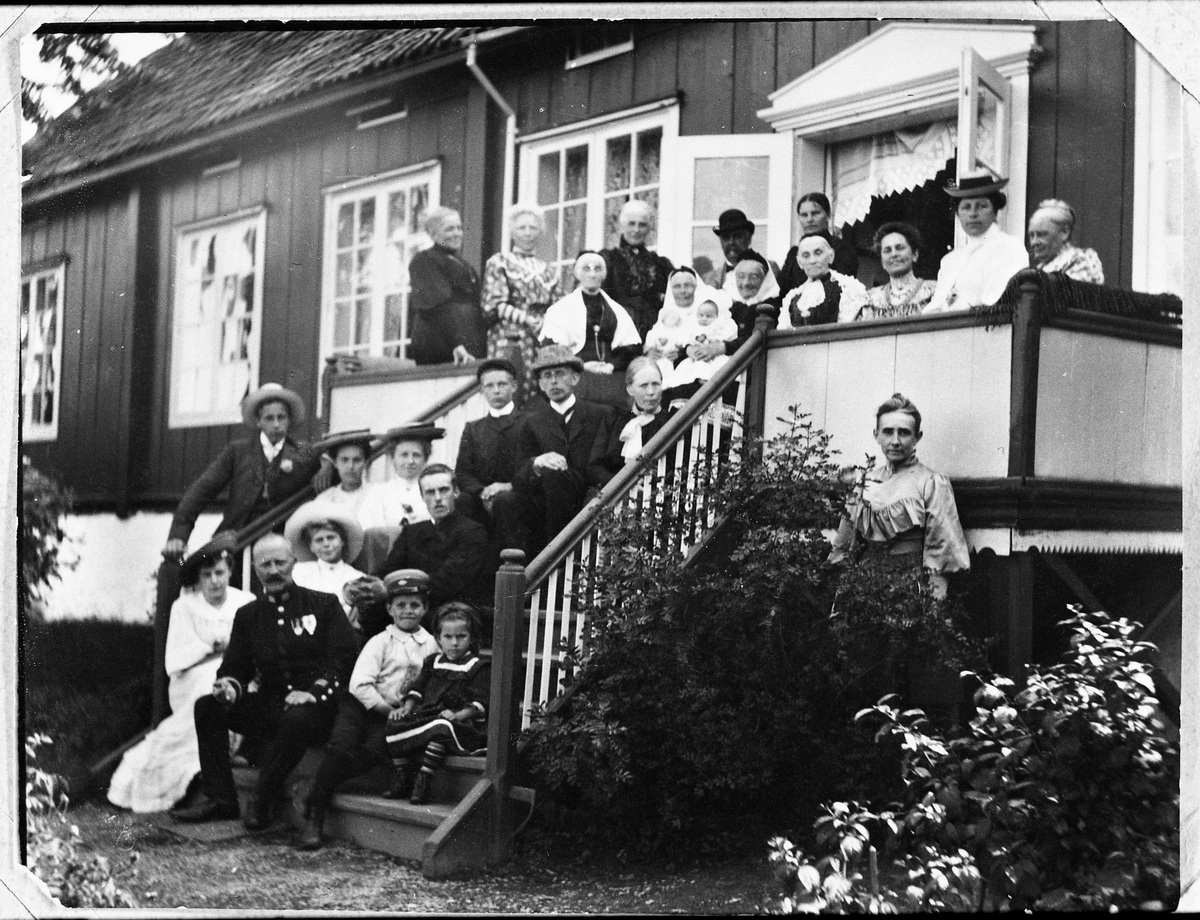 Gruppebilde fra gården Evenrud på Kapp året 1907. Bildet er tatt ved ...