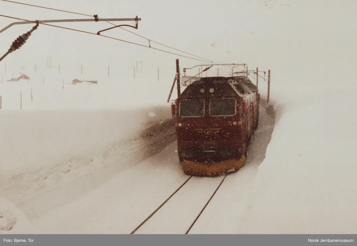 Diesellokomotiv Di 4 653 som ekstra forspannlokomotiv i dagtoget fra ...