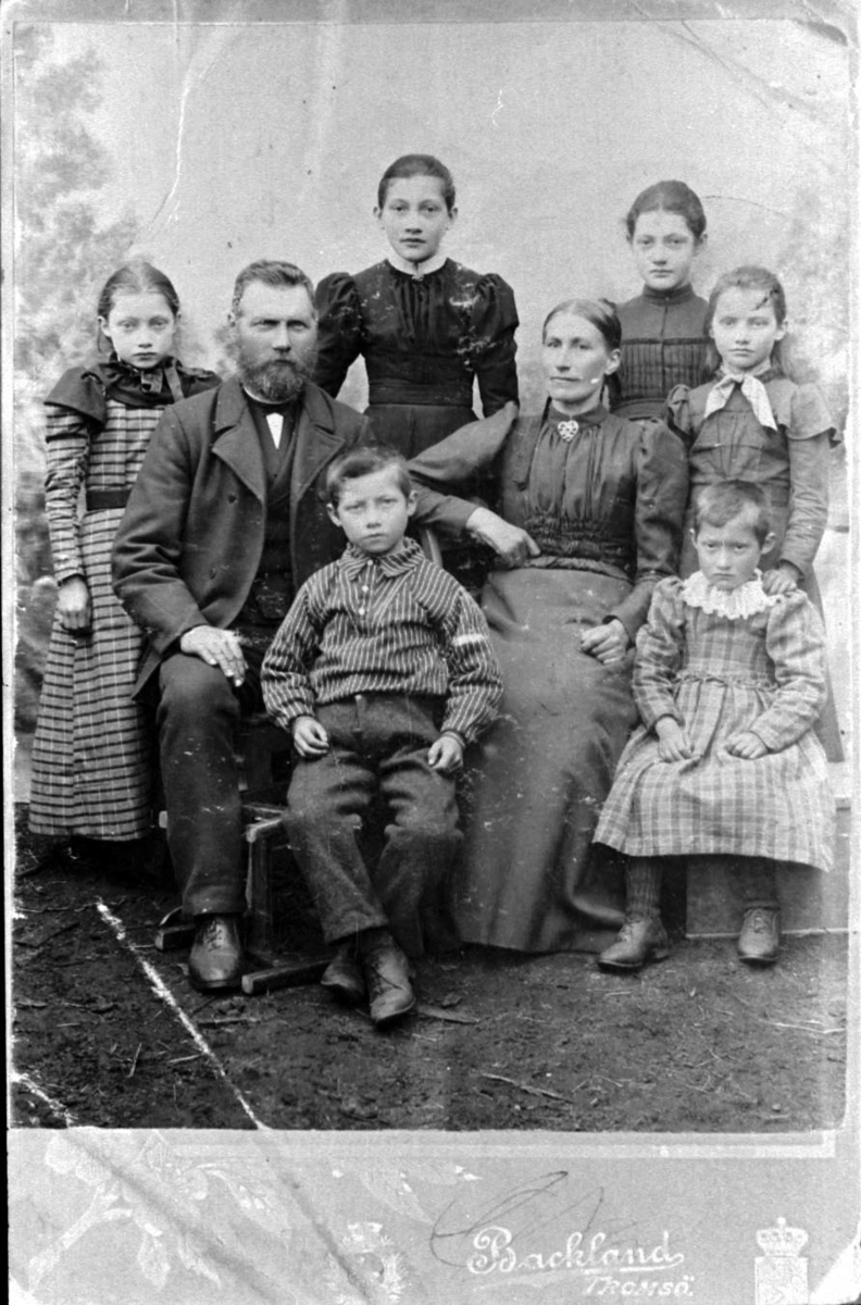 Familie, gruppebilde John Gjertsen med barn og kone nr. 2 -Midt-Troms ...