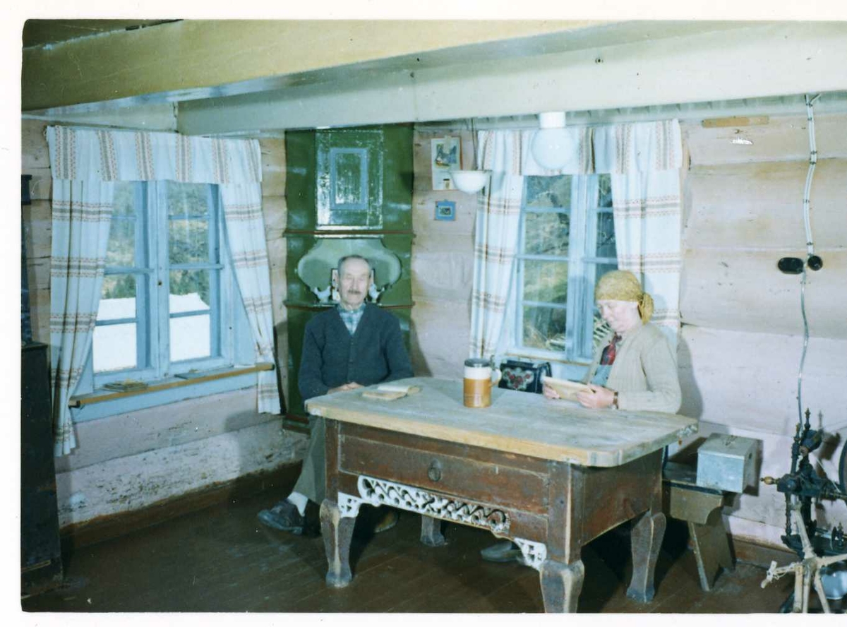 Gjertrd og Ånund Tveiten ved bordet -Vest-Telemark Museum / DigitaltMuseum