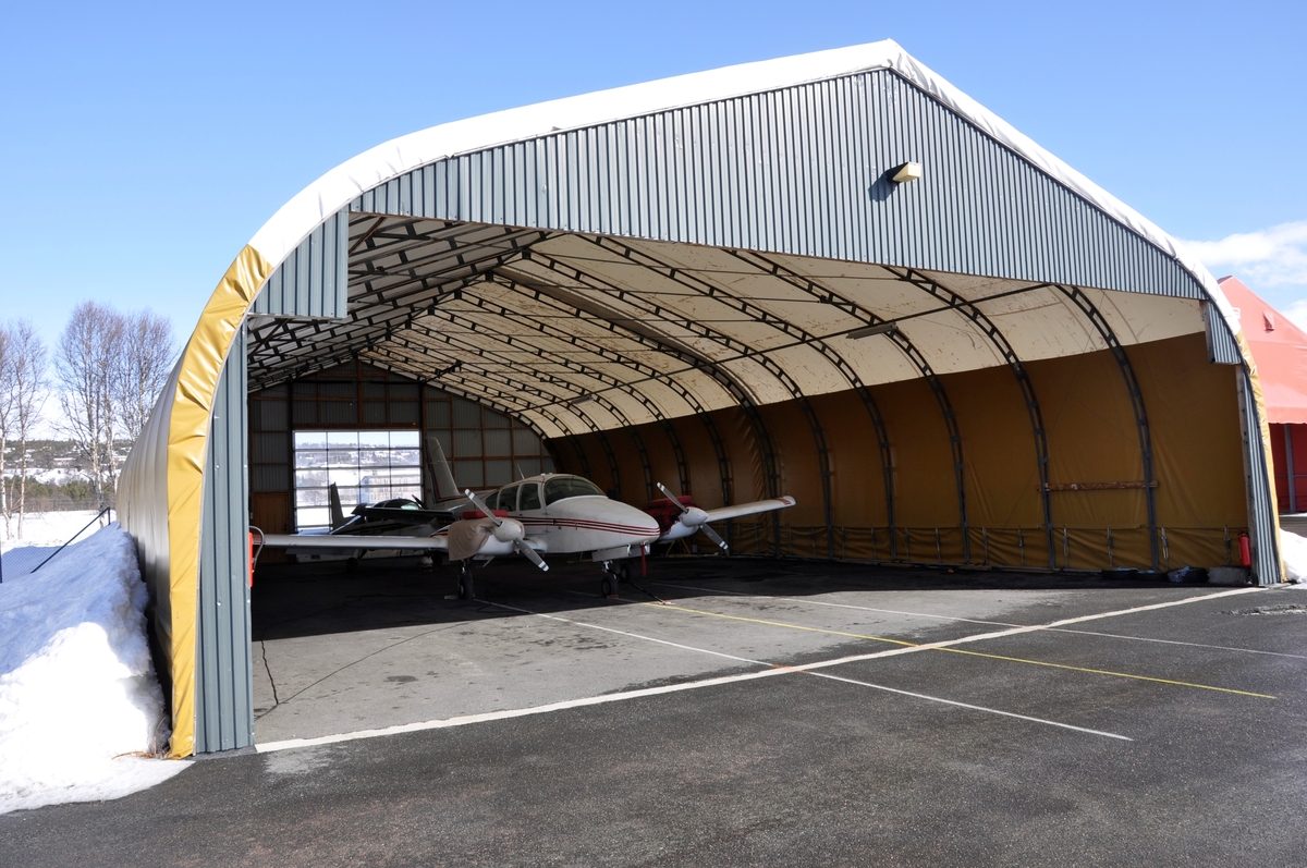 Rørosfly AS sin hangar med et to-motors propellfly. -Norsk ...