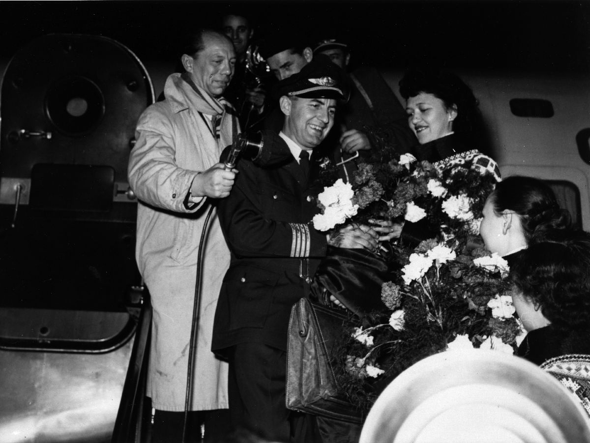 Flykapteinen ombord i SAS' DC-6B "Arild Viking blir intervjuet av ...