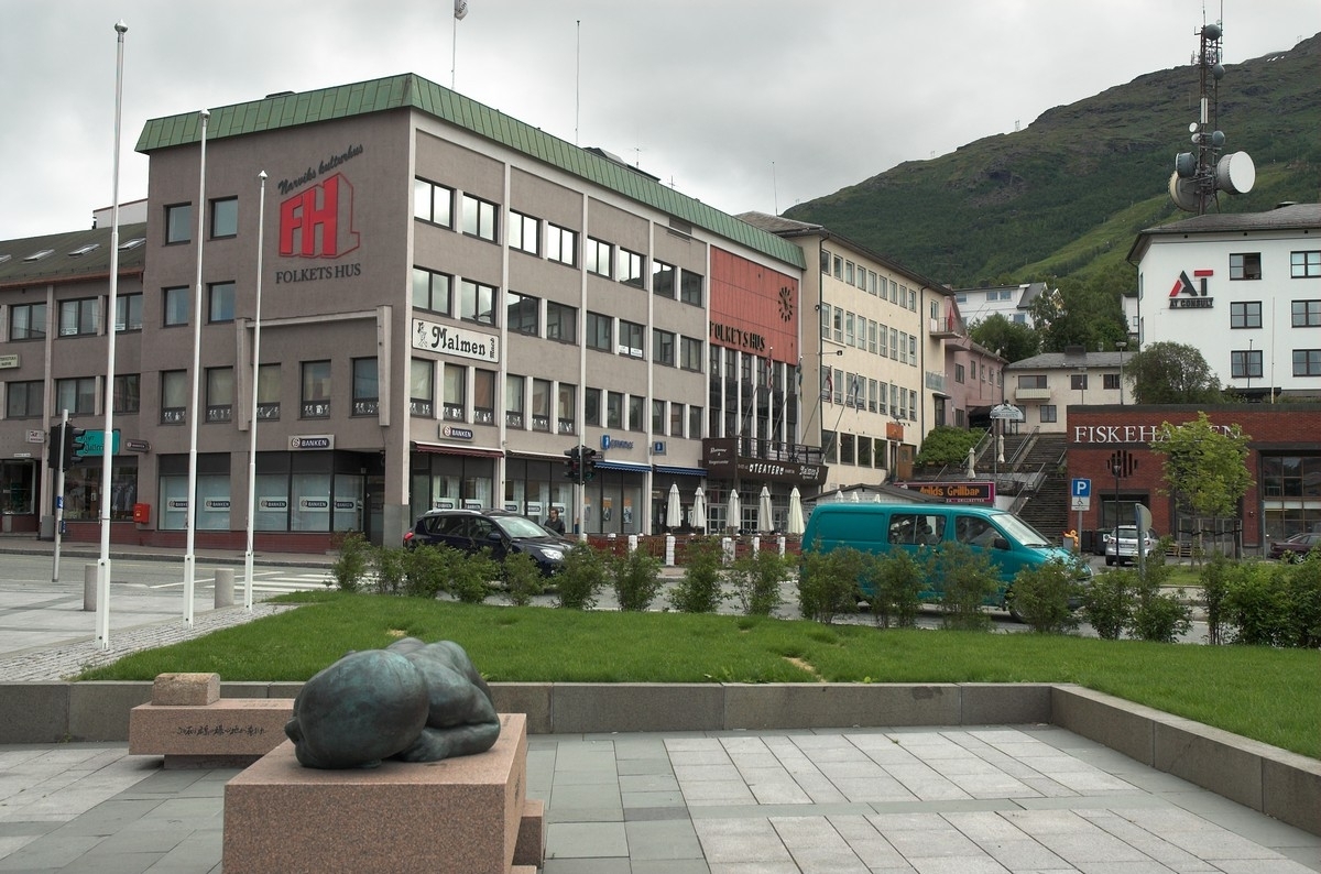 Narvik torv med Folkets Hus. Statue i forgrunnen. For 25 år siden ...