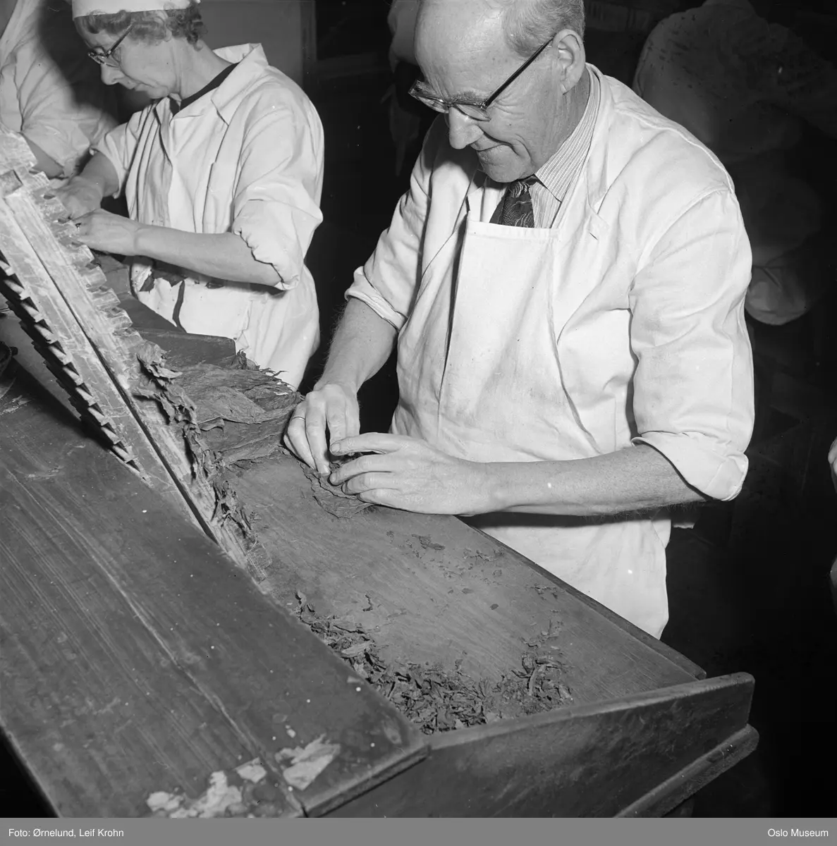 Produksjon av Sorte Mand sigarer ved Tiedemanns Tobaksfabrik. -Oslo ...