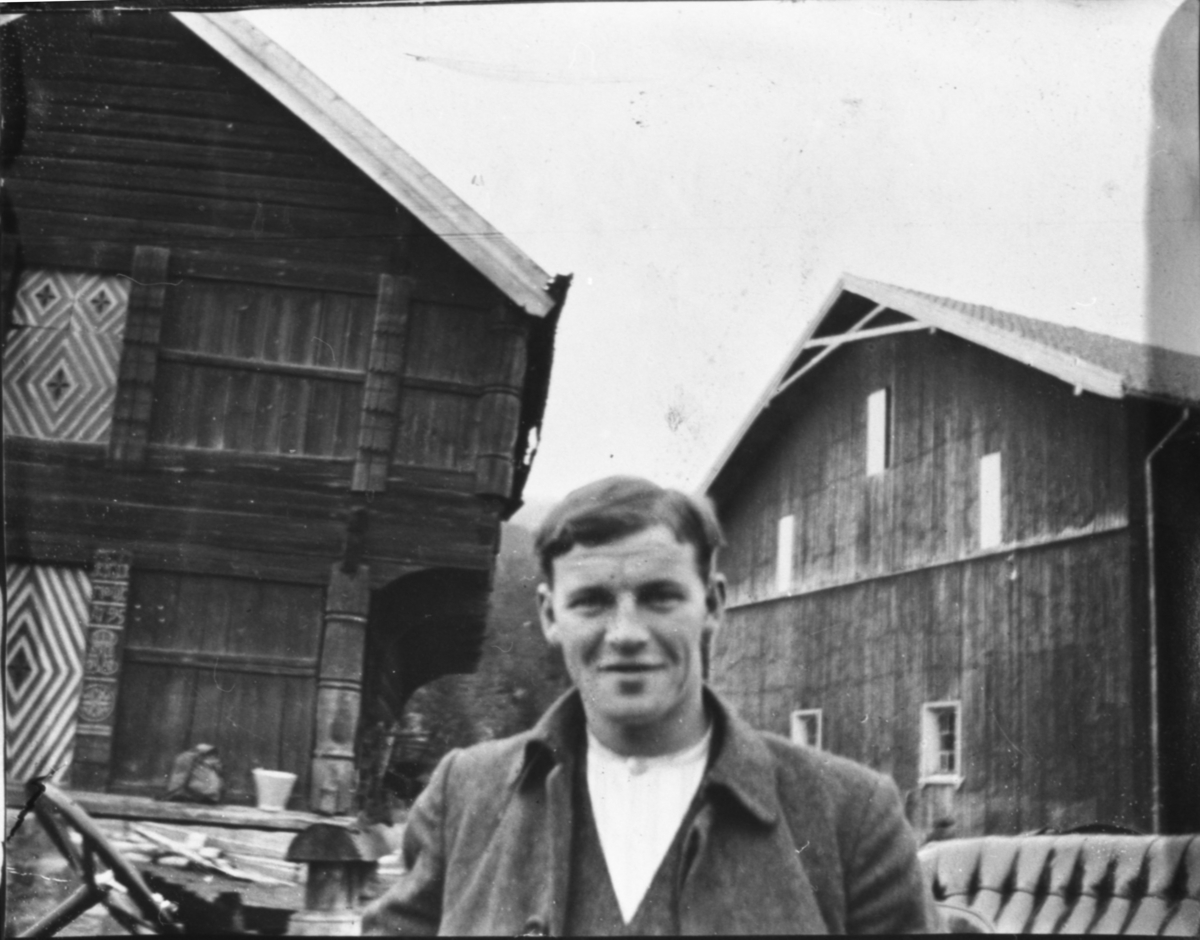 Ola Eriksen på Nedre Kopseng, ca. 1918-20. Han var sjåfør for A/S ...