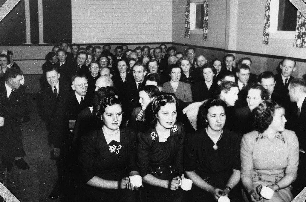 Frå Ungdomslaget på Frøyland sitt 60 års jubileum. F. v. Åsta f. Lode ...