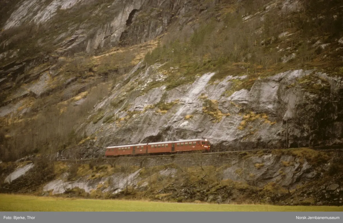 Motorvognsett type 69B i tog 616 Bergen-Mjølfjell mellom Dale og ...