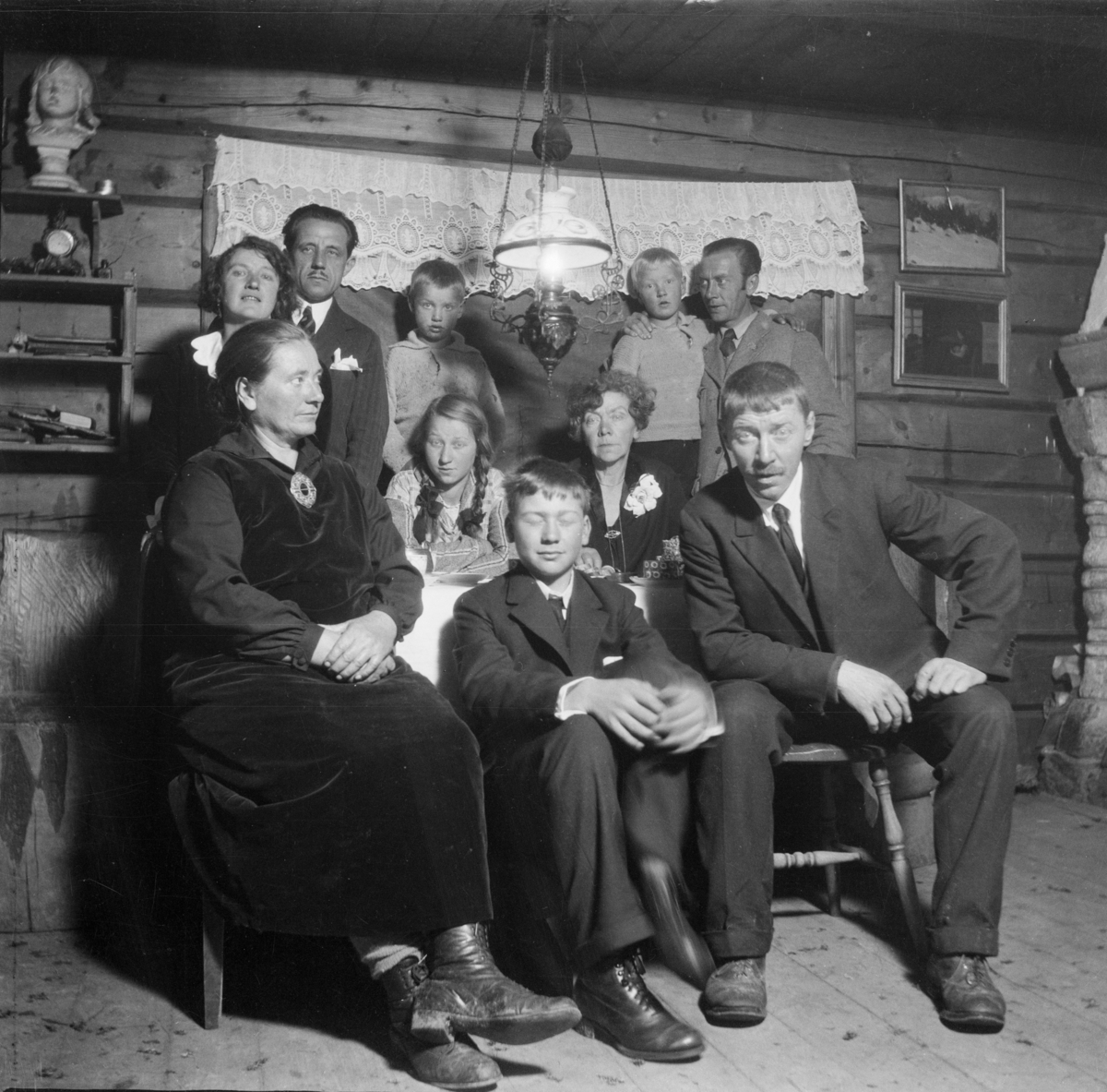 Familien Wentzel er samlet rundt bordet i Furuheim -Maihaugen ...