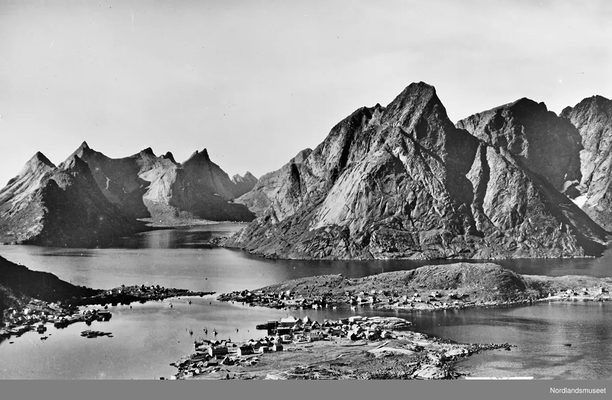 Reine i Lofoten. Flyfoto. Bygninger, fiskebåter på havna, havet og ...