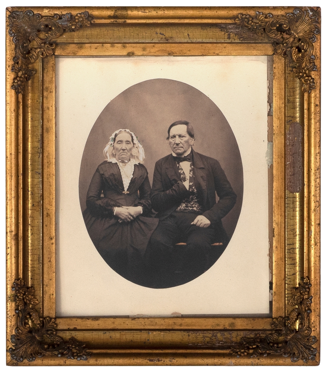 Portrett av et eldre par, sittende, han med hånden på brystet. Paret er ...