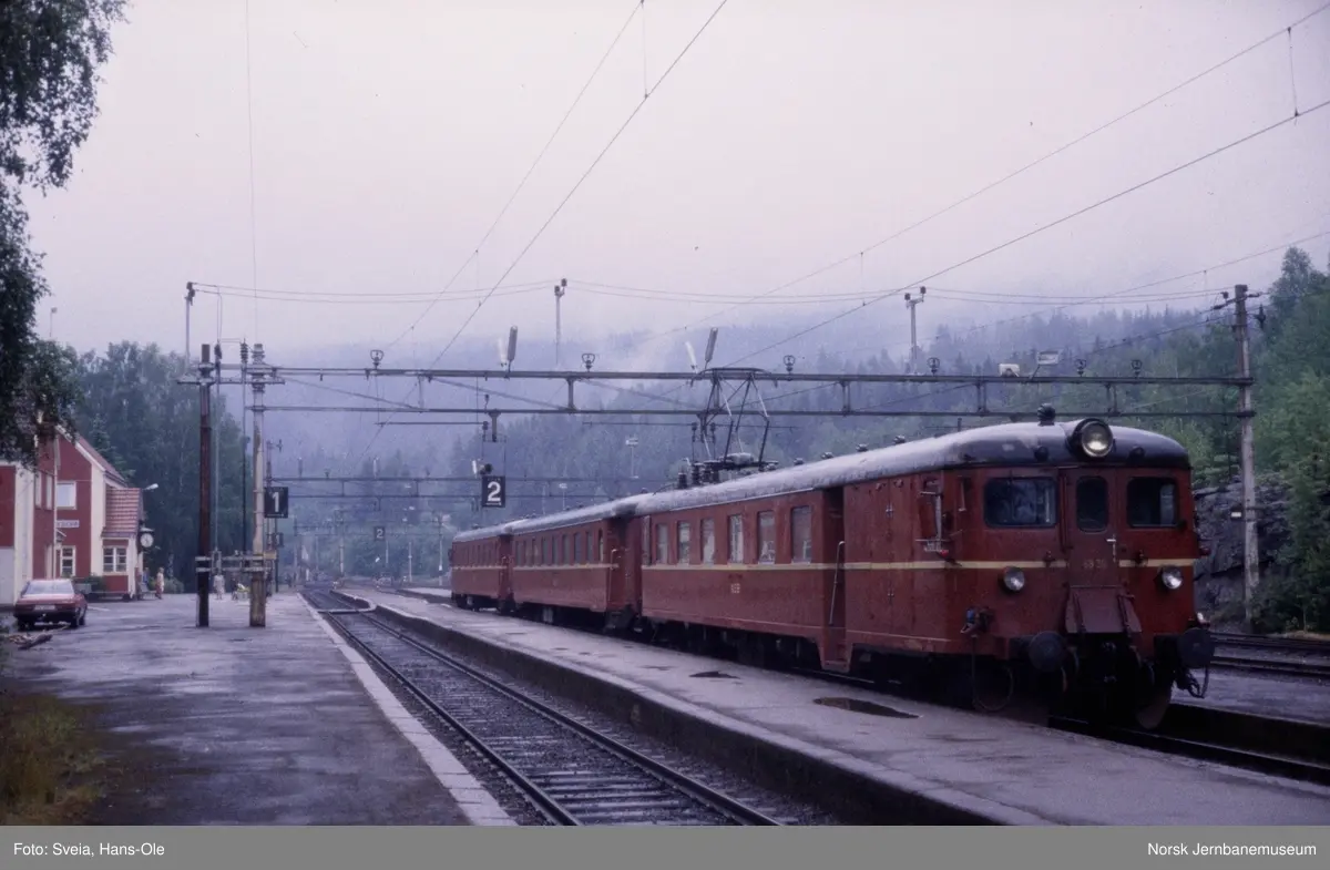 Elektrisk motorvognsett type 68B med motorvogn BM 68B 30 nærmest, på ...