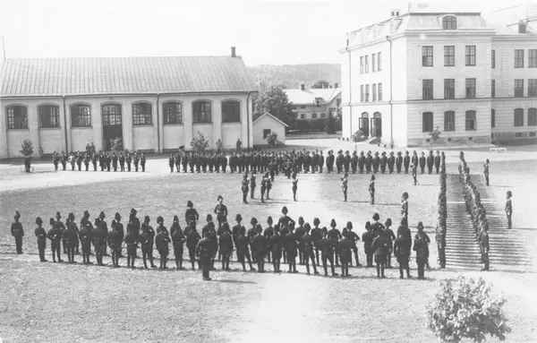 Uppställning på kaserngården T2. Korum 1930-talet. -Garnisonsmuseet ...