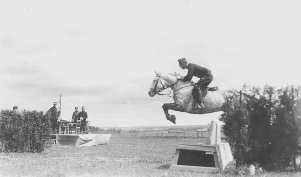 Hästhoppning med hinder. -Garnisonsmuseet Skaraborg / DigitaltMuseum