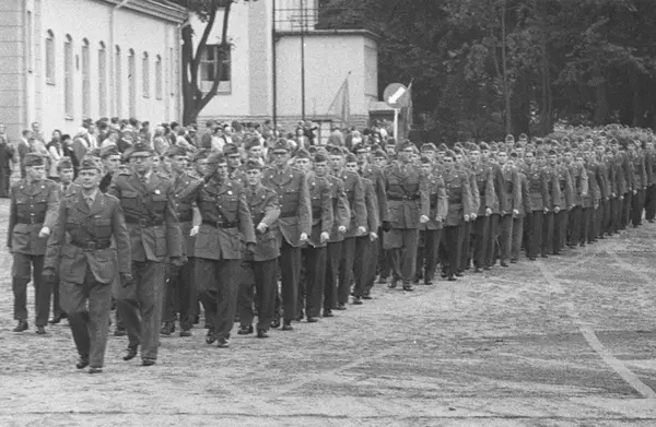 Förbimarsch på kaserngården T2 1960. I täten major Gustaf Walldén ...