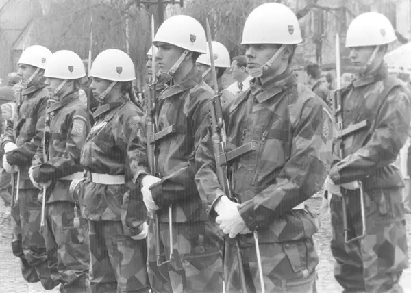 T2 fanvakt på Hertig Johans torg i Skövde. -Garnisonsmuseet Skaraborg ...