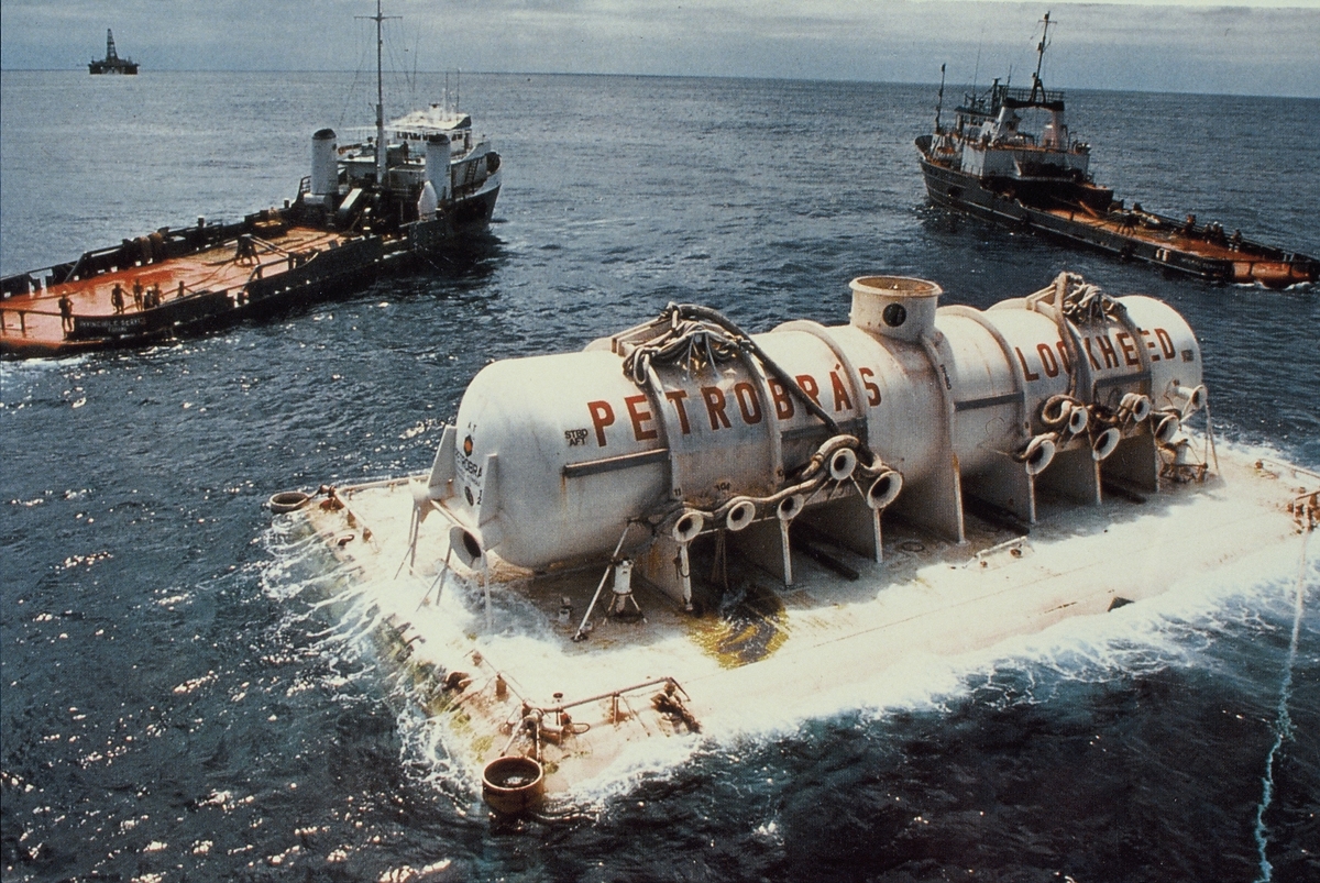 En tank er klar for senking til havbunnen. Selskapene "Petrobras" og ...