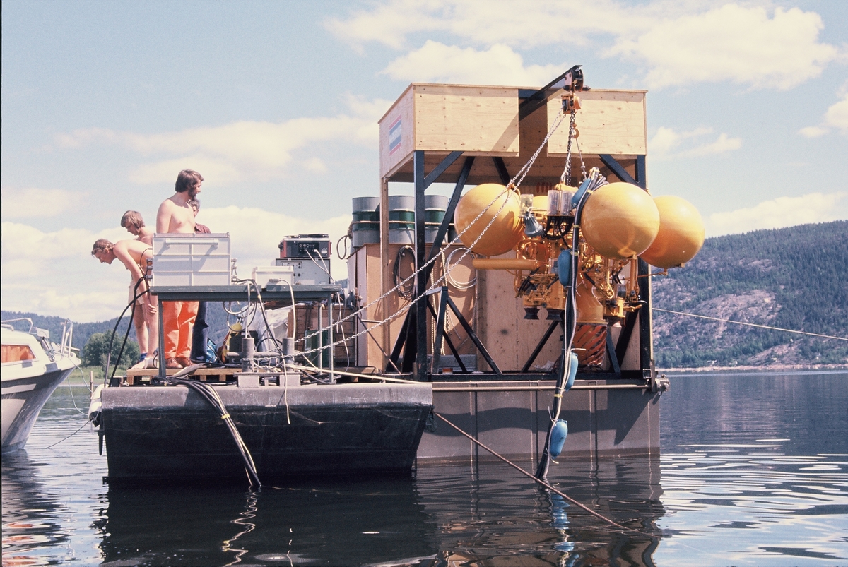 Et gravefartøy fra Kværner er i ferd med å senkes i vannet fra en ...