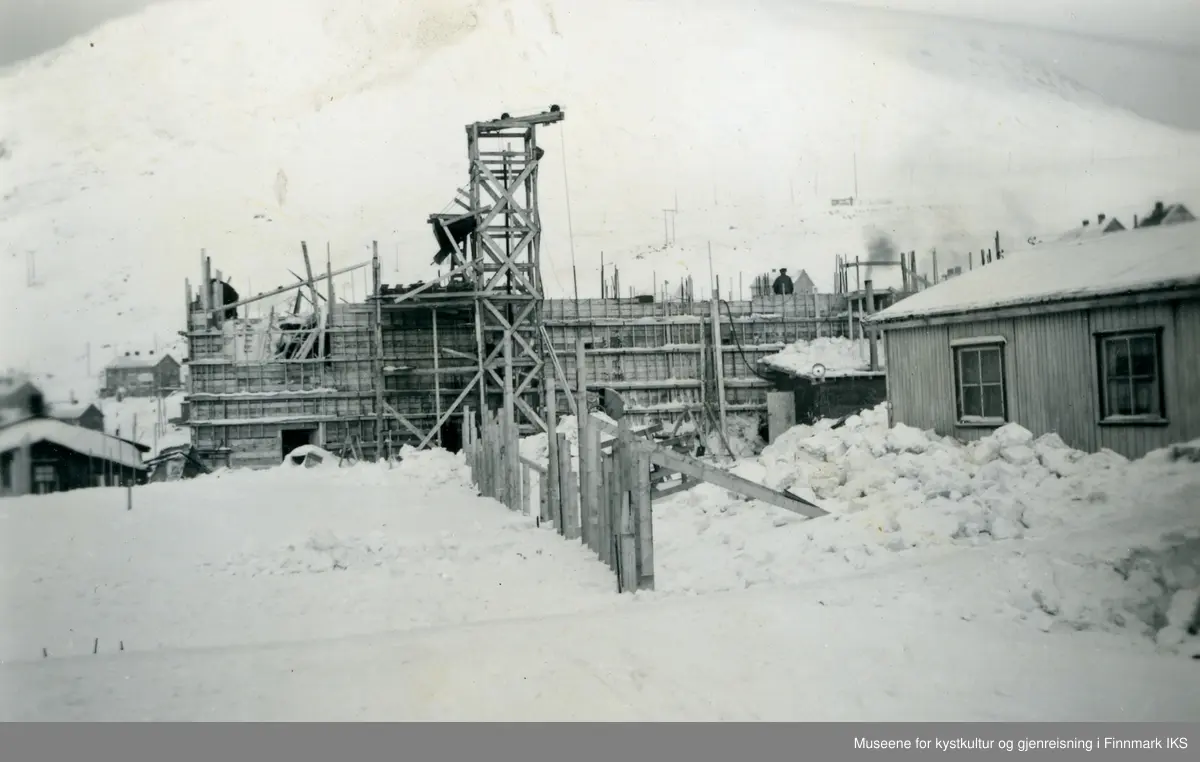 Bygging av Honningsvåg skole. 03.02.1953. -Museene for kystkultur og ...