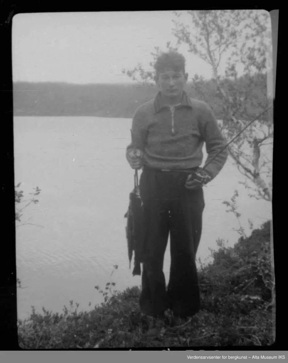 Mann med fisk og fiskestang ved et vann. -Verdensarvsenter for ...