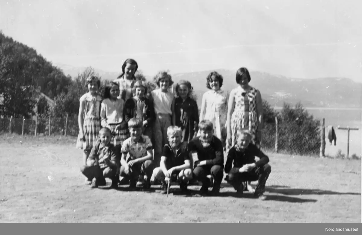 Skolebilde 1963. Lærer: Ada Helland. Foran fra venstre: Per Jon ...