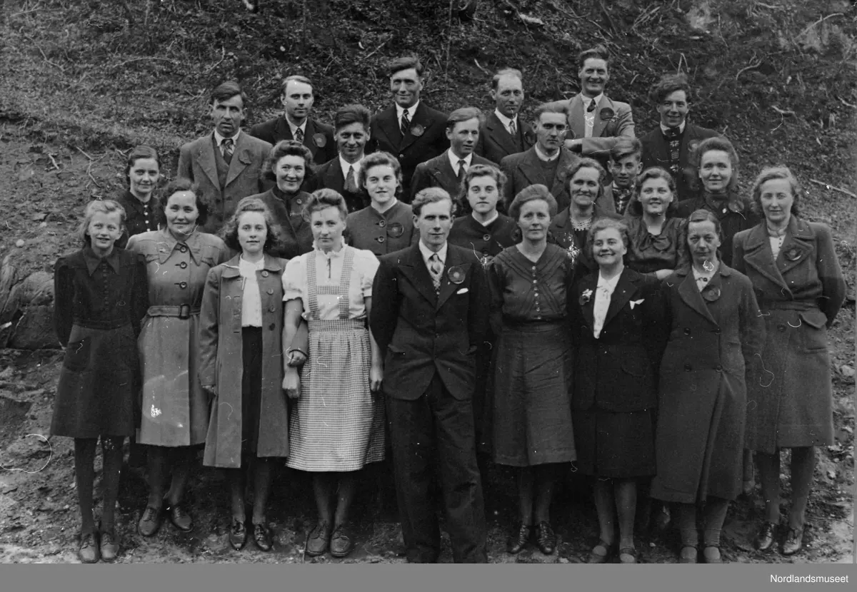 Sangkor fra Kvarv. Dirigent Palle Pedersen. Foran fra venstre ...