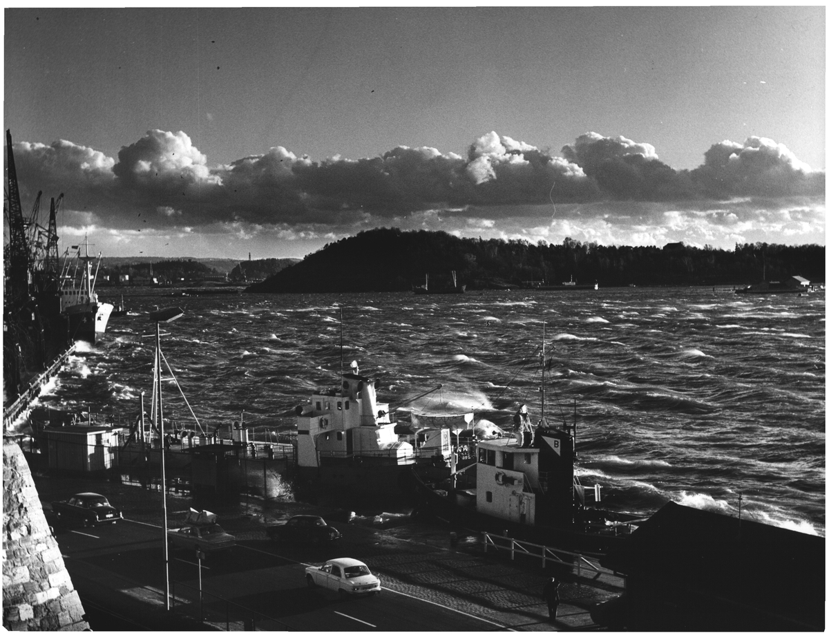 Stormen Oslofjorden med skumhvite bølgetopper mot bryggene under Akershus -DEXTRA Photo ...