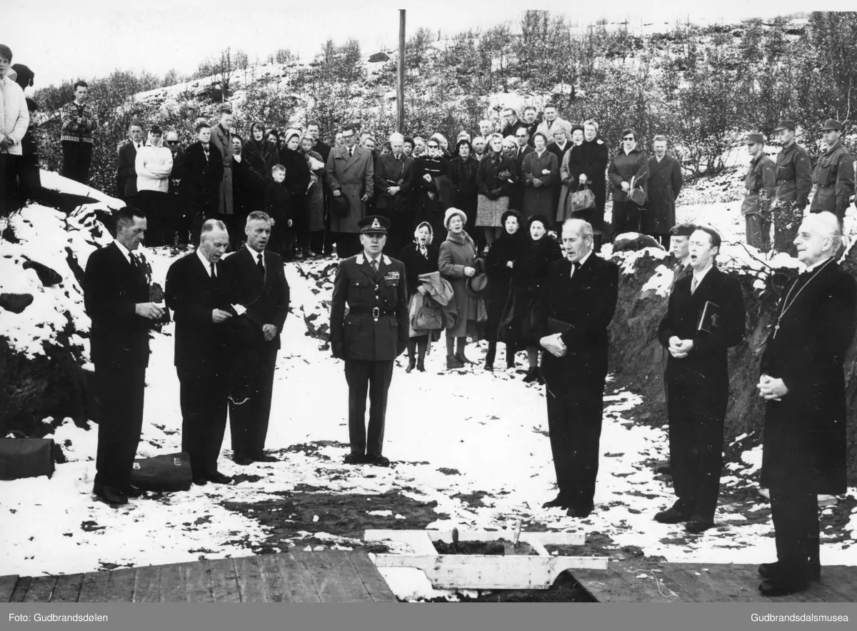 Grunnsteinnedleggelse ved Eysteinskyrkja på Hjerkinn. Ved selve ...