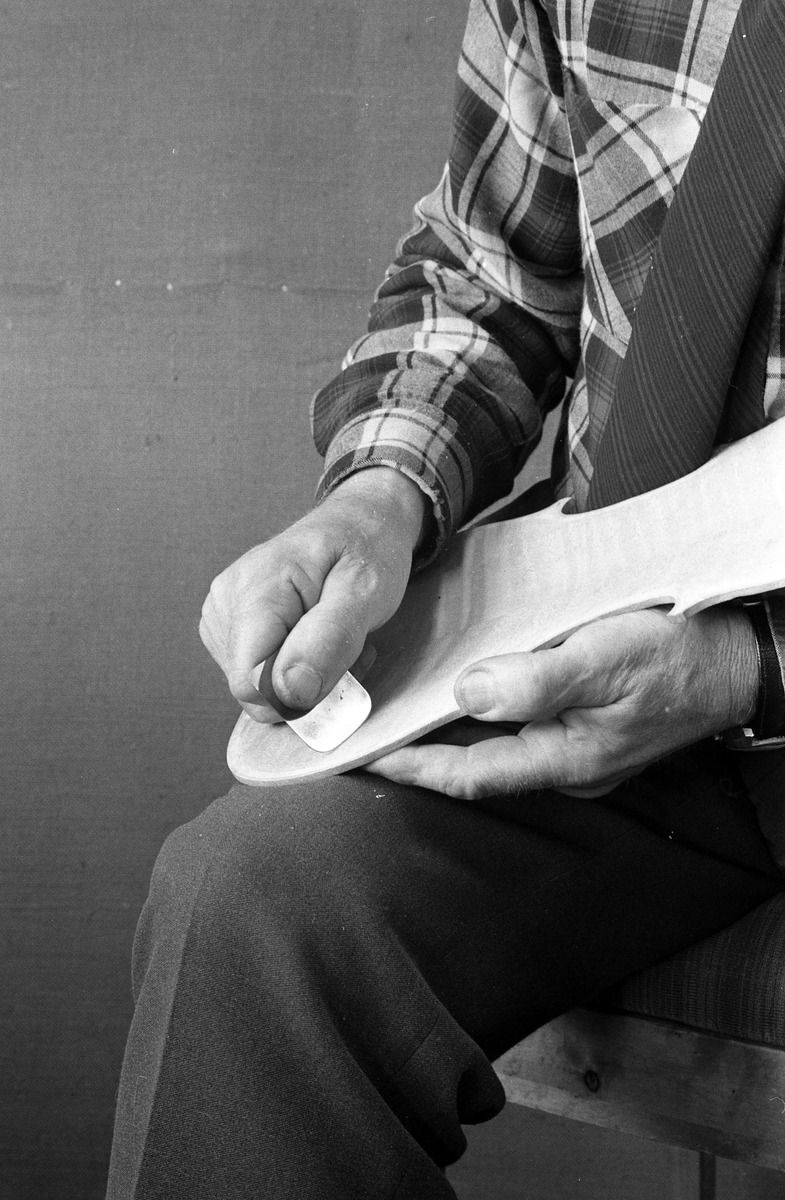 Felemaker. Pussing av lokk og bunn med sikling. -Anno Glomdalsmuseet ...