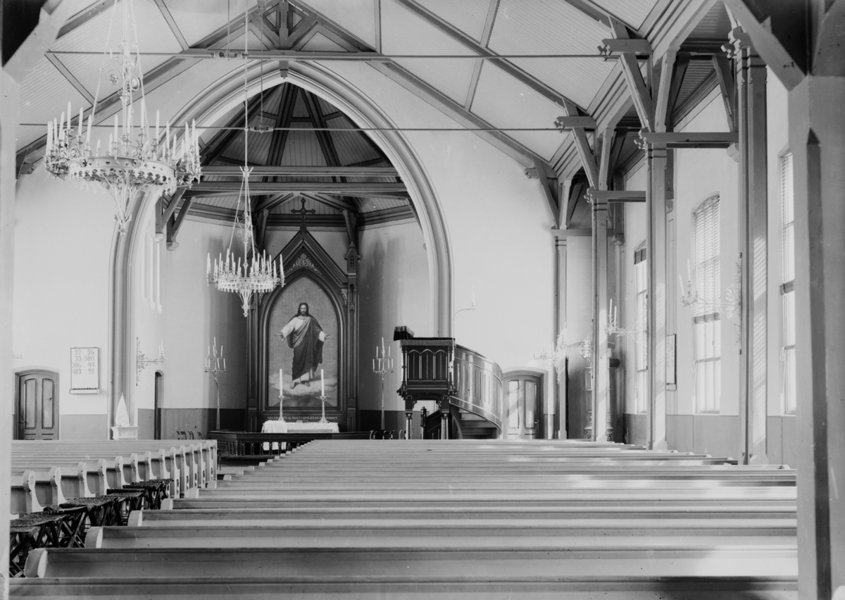 Lillehammer kirke, interiør, mot koret og altertavlen som er en kopi ...