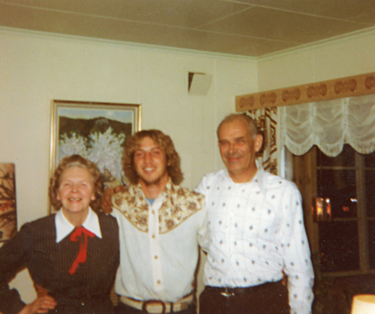 Torkil Moen og kona Signe med ein son av fetteren hans, Larry Moen, på ...